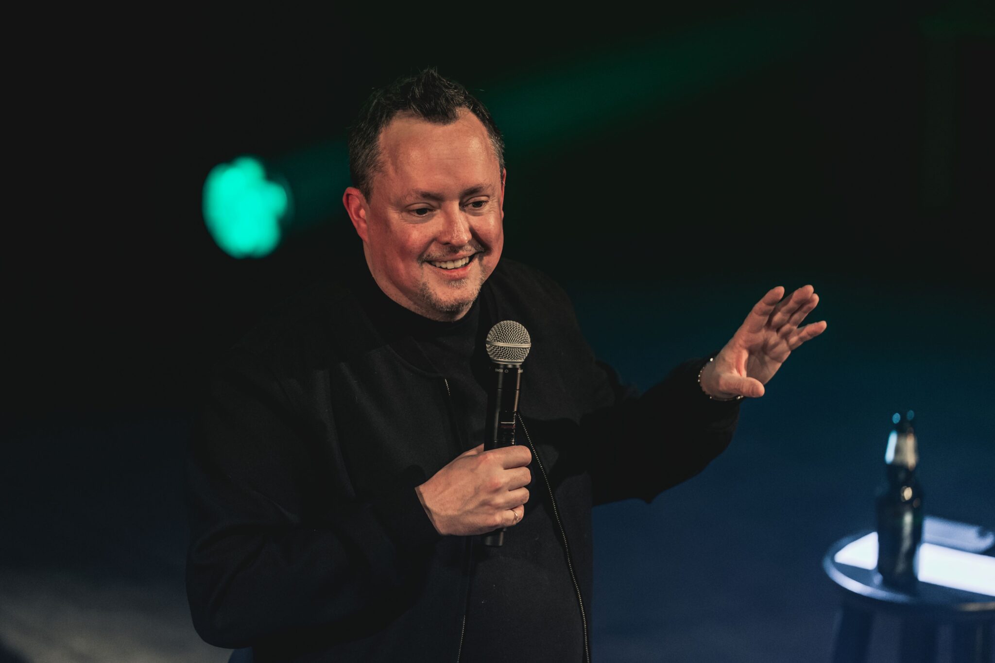 Mike Ward séduit le public avec son tout nouveau show Modeste - Meve et cie