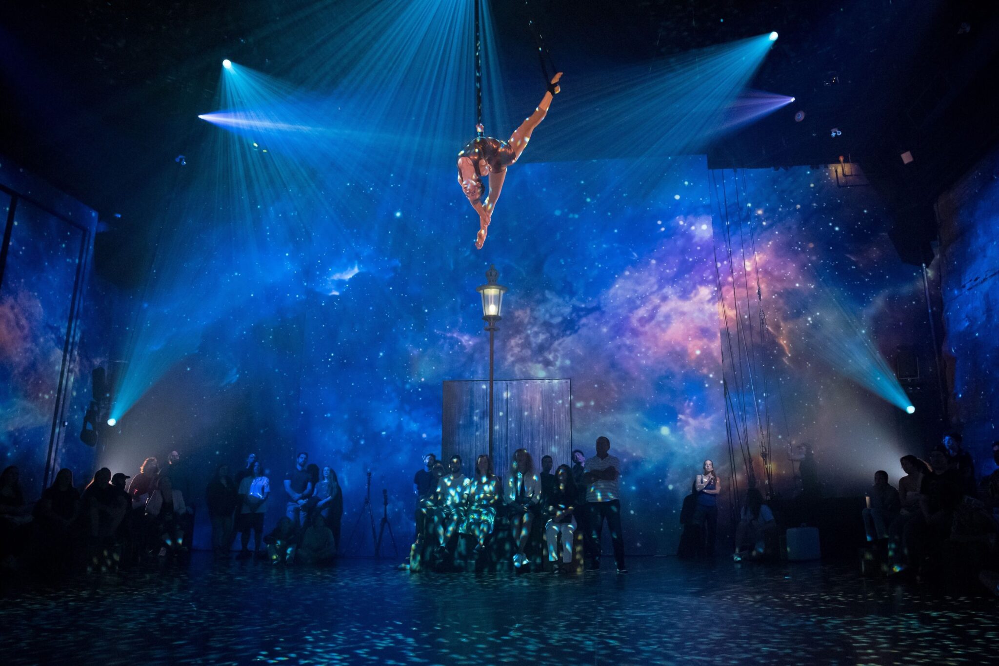 Bon Voyage : le Cirque Éloize enflamme l’été 2025 à Montréal